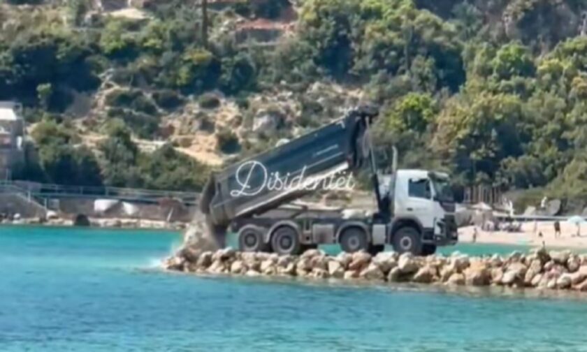 Βόρεια Ήπειρος: Μπαζώνουν την μοναδική ελεύθερη παραλία της Χειμάρρας ...